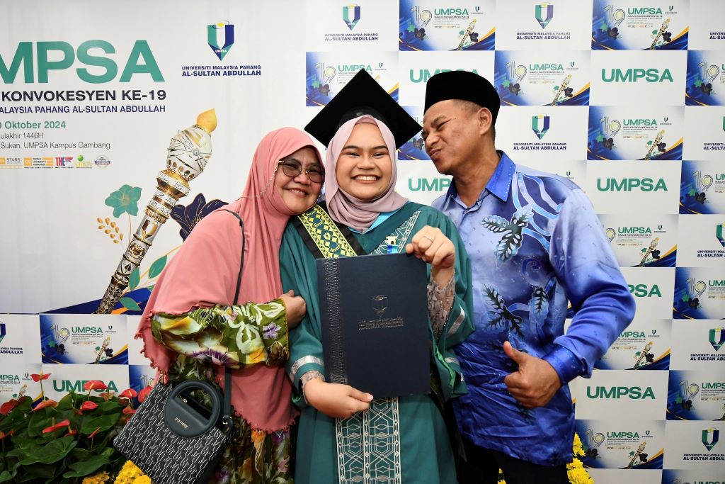 Fatini anak Polis Bantuan aktif dalam aktiviti kesukarelawanan terima Anugerah Pelajaran Diraja ...